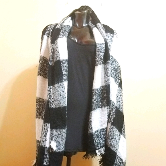Uniqlo | Accessories | Uniqlo Black White Buffalo Plaid Oversized Wrap ...